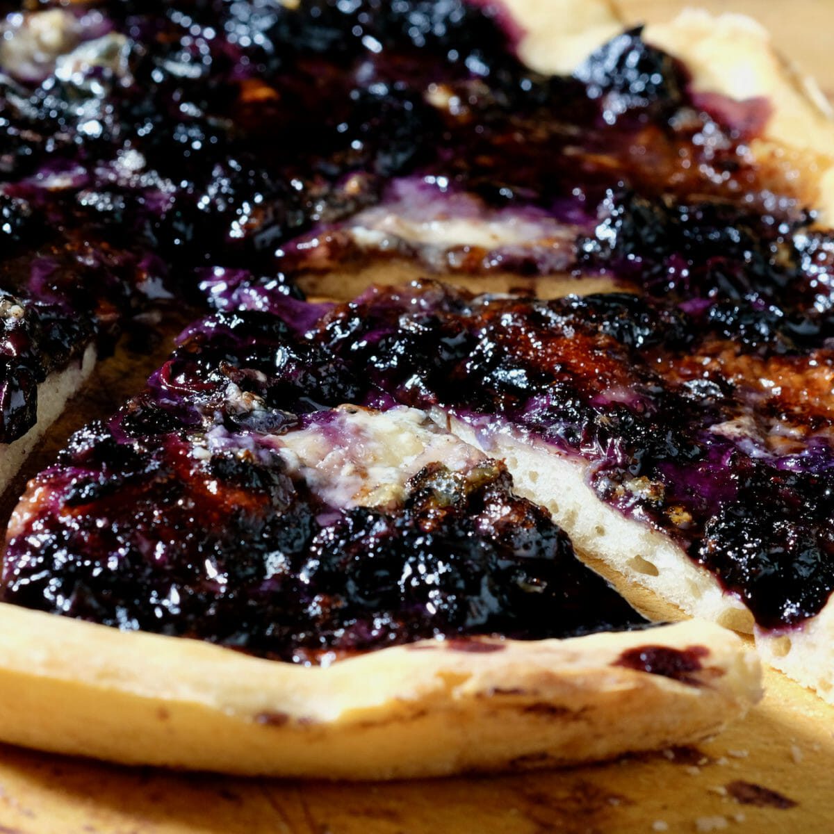 Blueberry Pizza with Roquefort cheese - delectabilia
