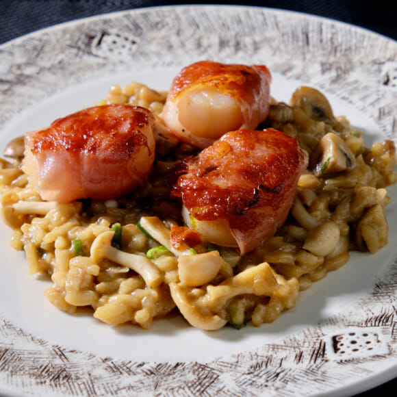 Mushroom risotto with scallops wrapped in pancetta - delectabilia