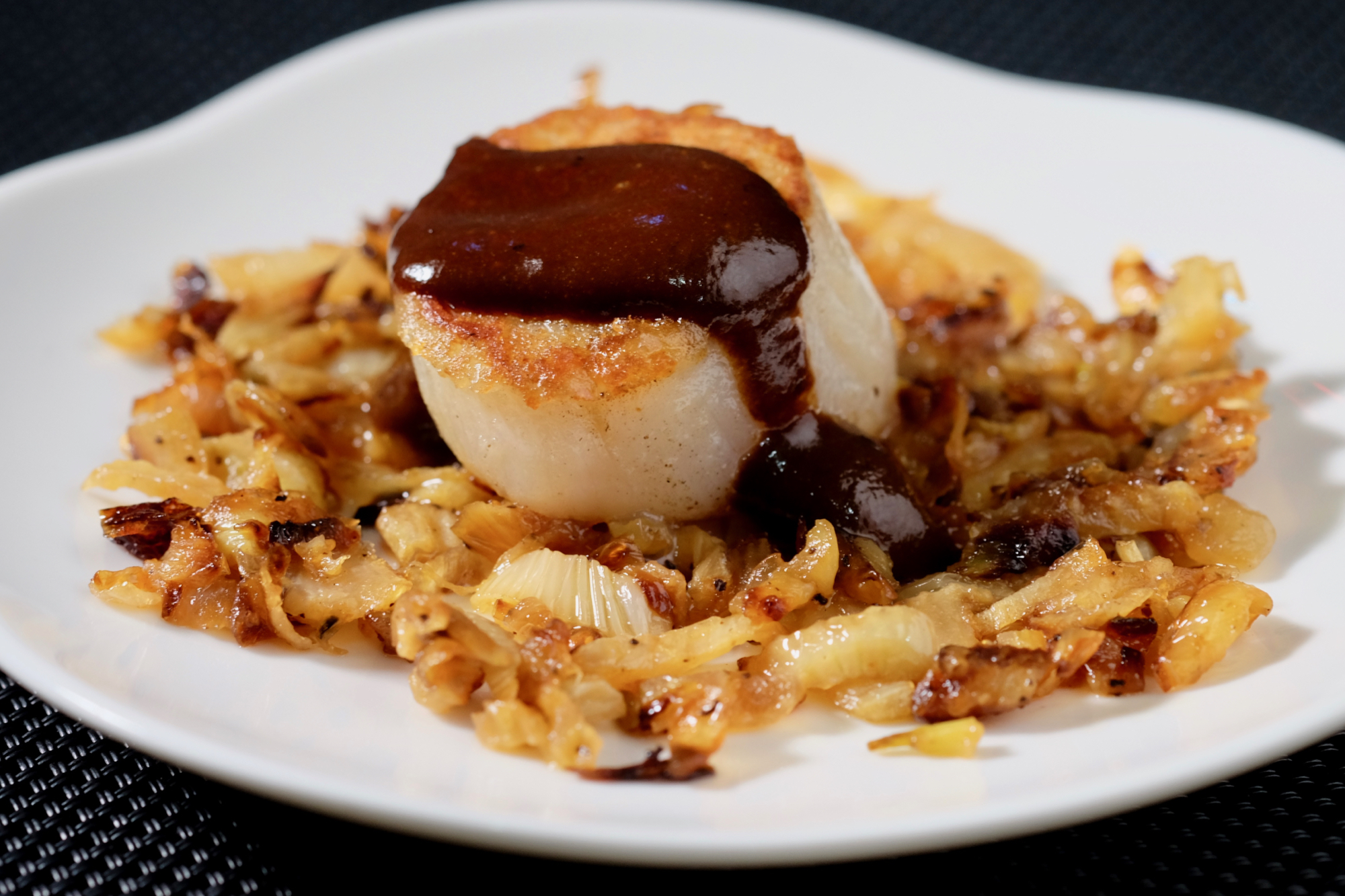 Seared scallops on caramelised fennel. Black garlic sauce. - delectabilia